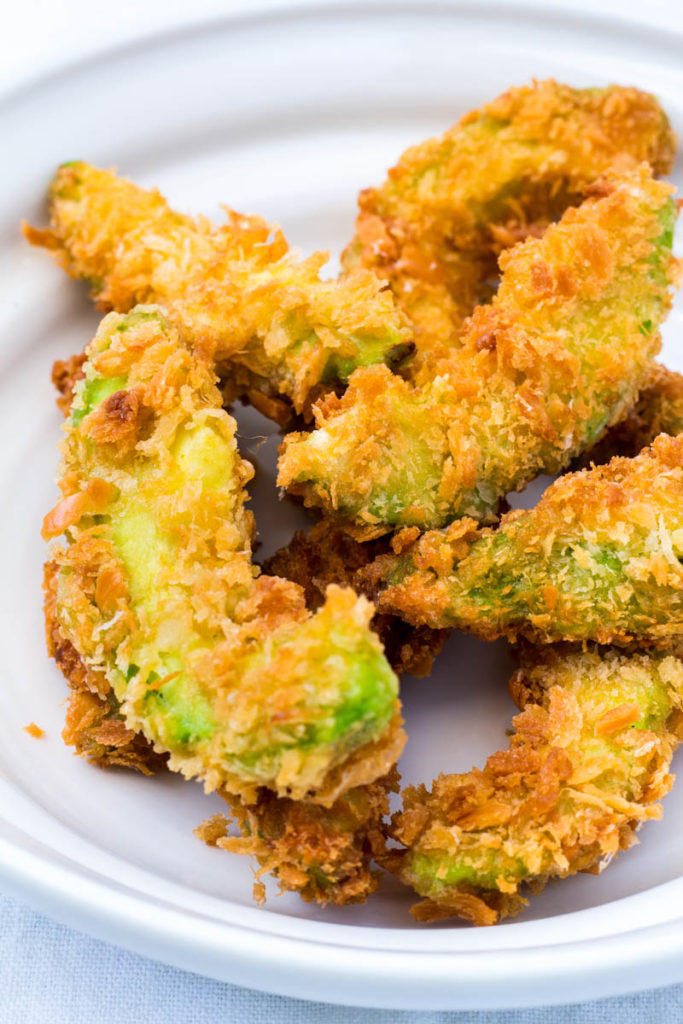 Knusprige Avocado Wedges mit Mango-Curry-Dip - Colors of Food