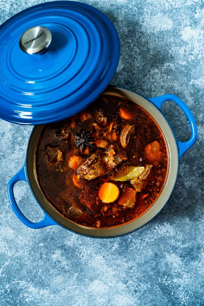 Chinesische Rindersuppe mit handgezogenen Nudeln - Colors of Food