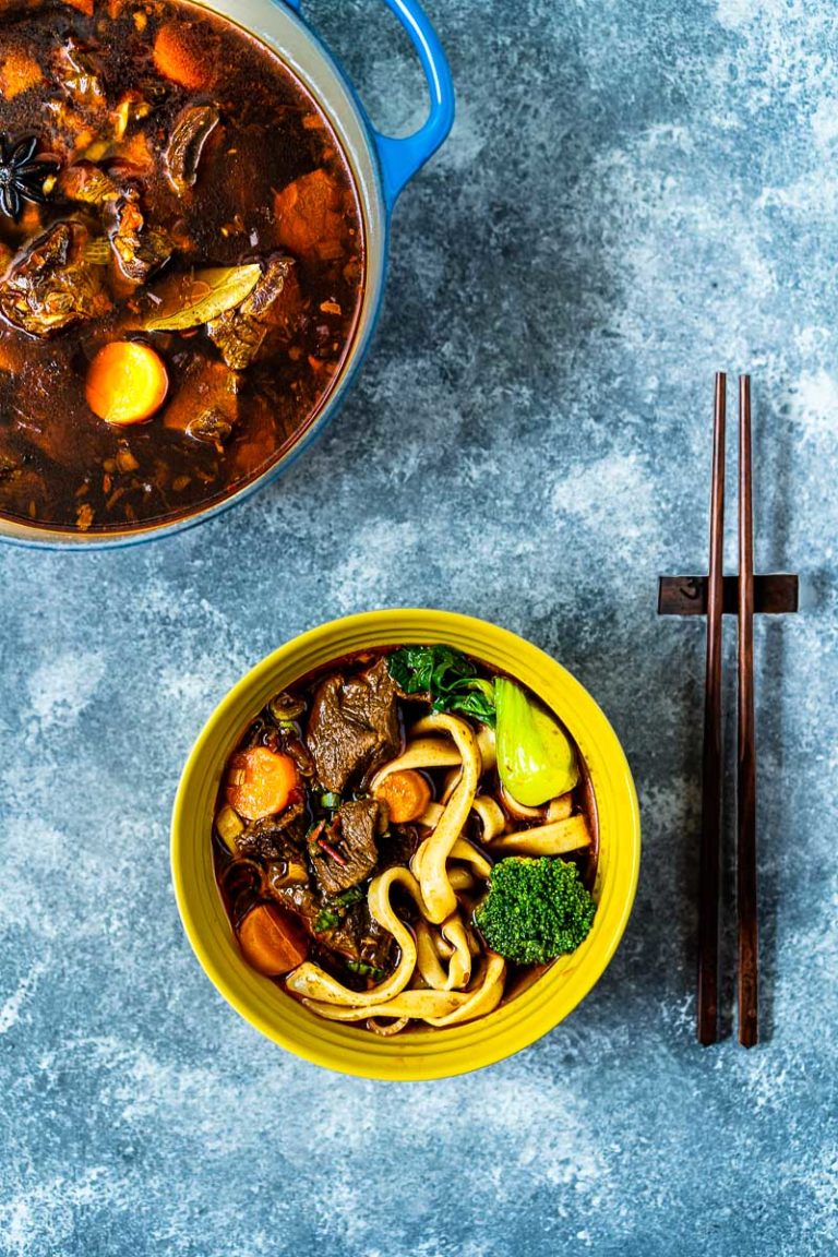 Chinesische Rindersuppe mit handgezogenen Nudeln - Colors of Food