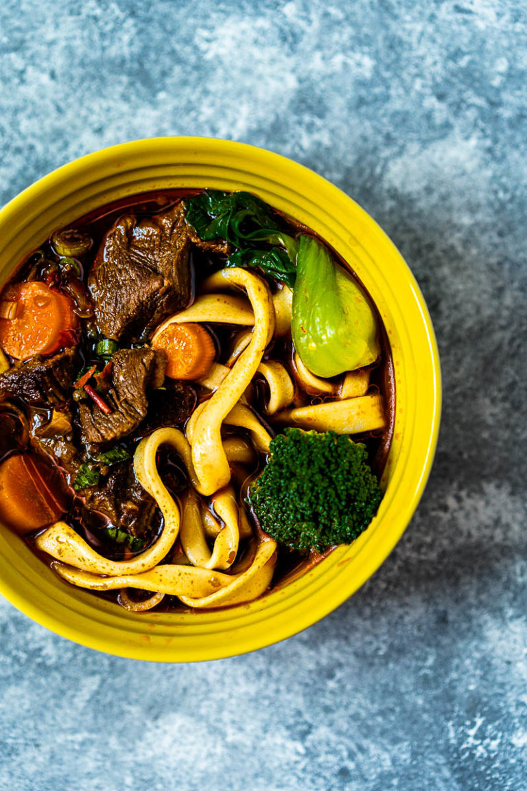 Chinesische Rindersuppe mit handgezogenen Nudeln - Colors of Food
